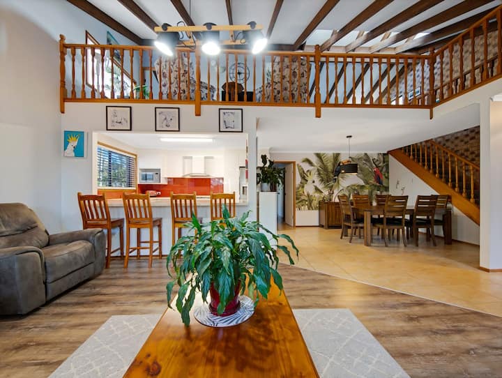Modern 4-bedroom Home Steps To Sunshine Bay Beach - Malua Bay