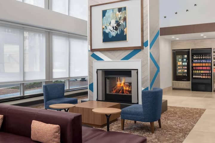 Walk To Bethesda Metro Station + Restaurant & Gym - Silver Spring, MD