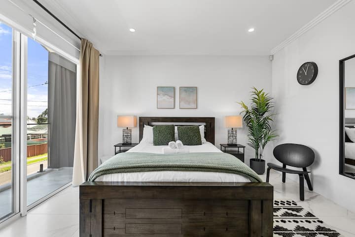 Spacious 5 Bed Home | Mins To Sydney Olympic Park - Parramatta