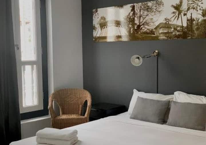 Family Room In Heritage Hotel, Well Located Area - Newton