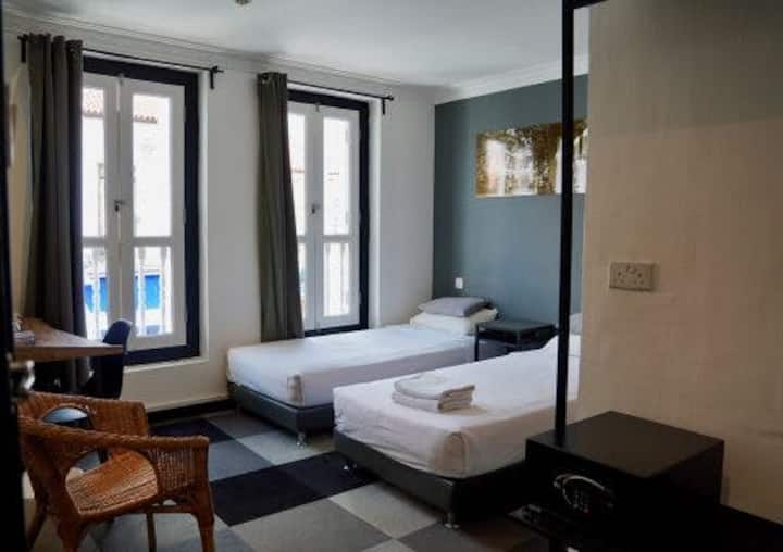 Family Room In Heritage Hotel, Well Located Area - Bedok