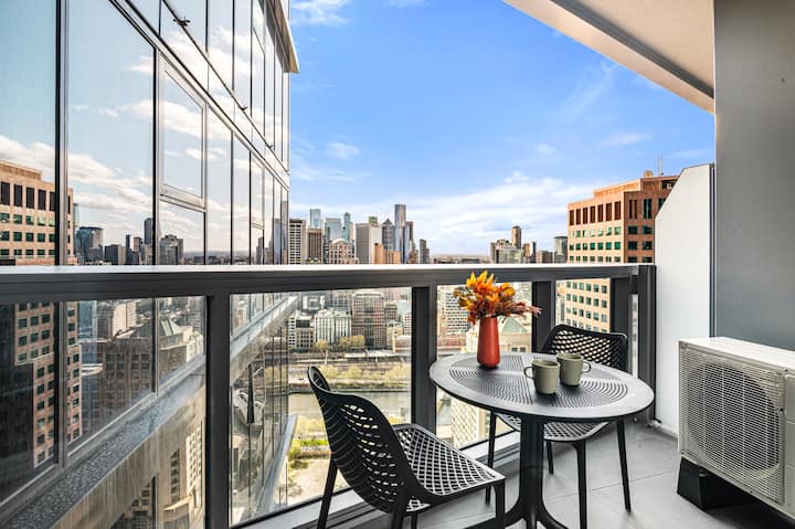 Modern City Views Escape With Gym And Pool Access - クレモルネ