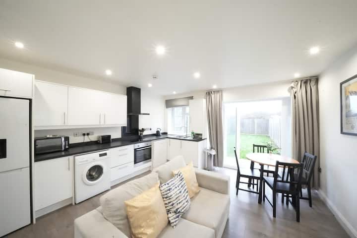 Parking- Conformable With Garden. - Staines-upon-Thames