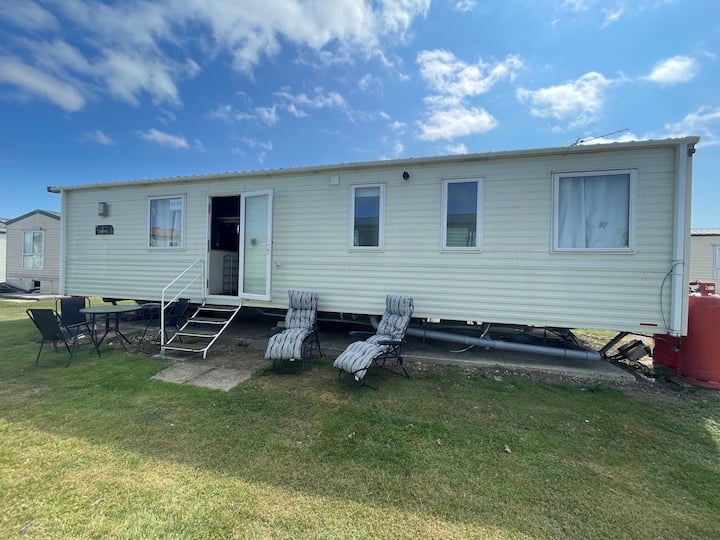 Familycaravan-seaview-garden-ensuite-nearbeach - Clacton-on-Sea