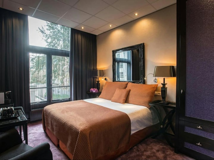 Medium Room With Bathtub & Onsite Bar - Amsterdam