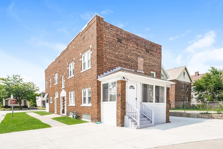 Modern 3 Bedroom Near Downtown, I-90 & Lake Erie - Cleveland, OH