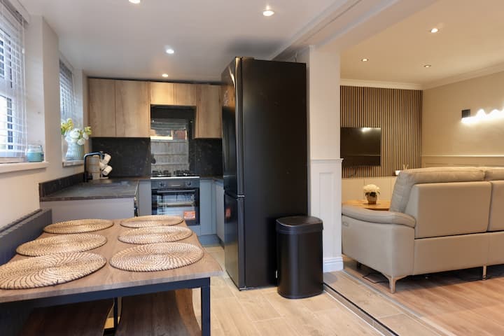 Modern, Spacious Home Near Manchester - Oldham