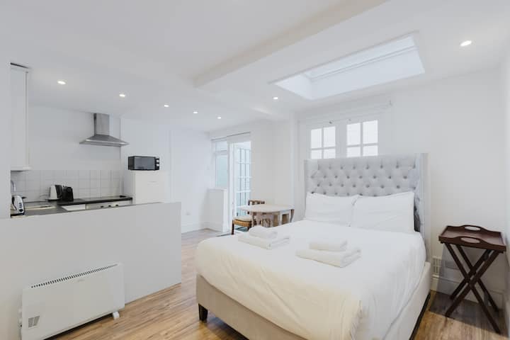Bright Studio Flat With Private Patio, Fulham - London