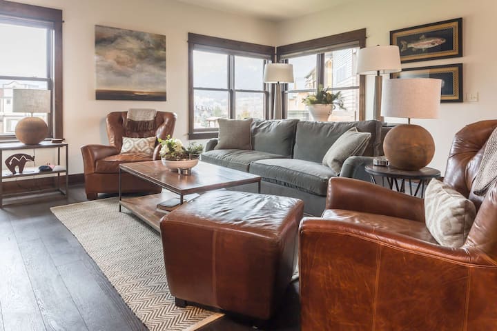 Upscale Big Sky Townhome | Hot Tub, Fireplace & Pr - Big Sky, MT