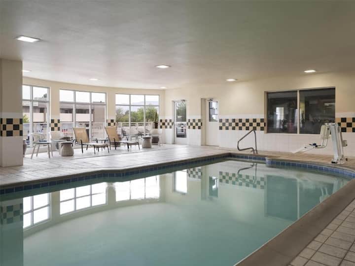 1 Unit King Bed / Pool / Gym / Free Breakfast - Albuquerque, NM