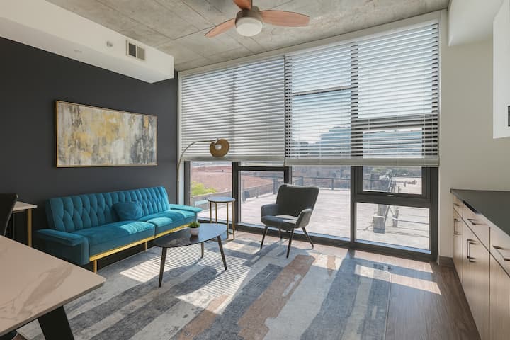 Stylish 2br | Rooftop Views + Sky Lounge - Birmingham, AL