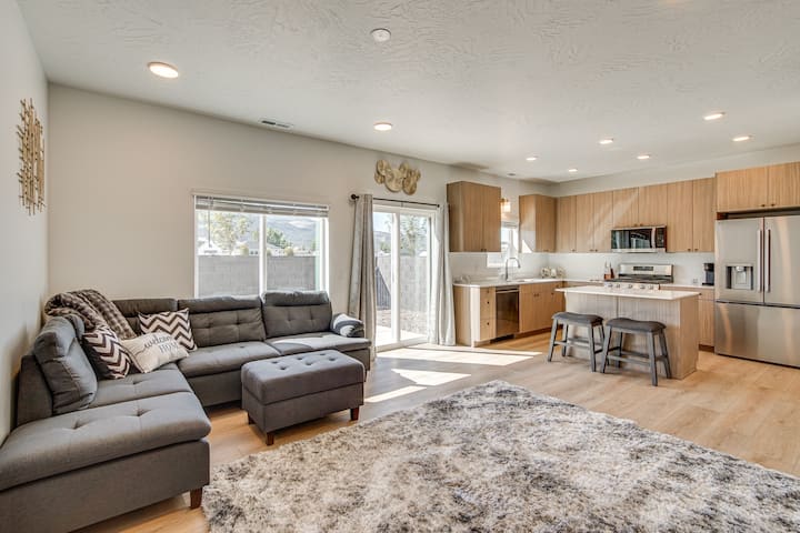 Newly Built, Pets Welcome: Scenic Parowan Escape! - Little Salt Lake, UT