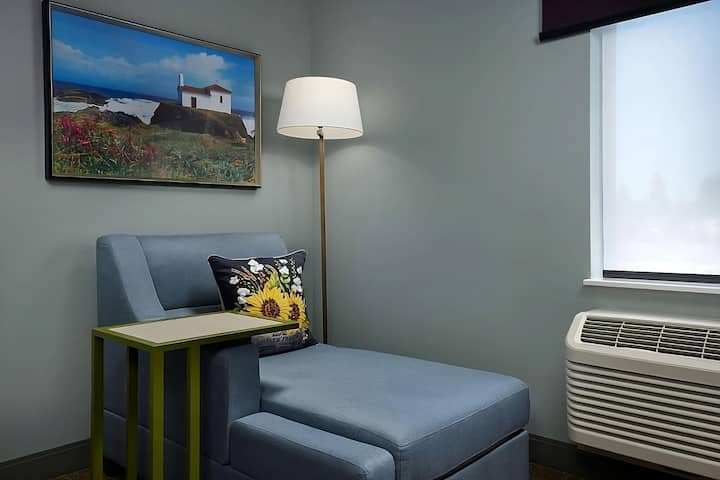 Walk To Trails | Sleep Well W/ Free Breakfast - Wilsonville, OR