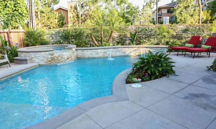 Upscale Pool/jac House: 3 Ensuites, Walk To Disney - Anaheim, CA
