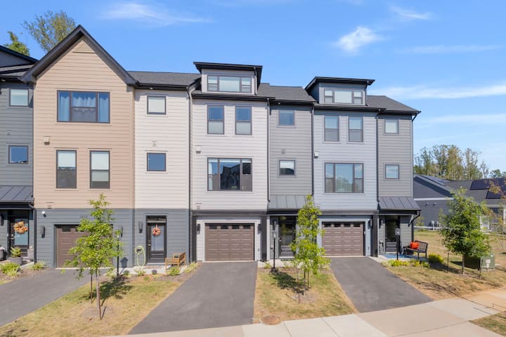 Belvedere Neighborhood Townhome / Midterm Rental - Charlottesville, VA