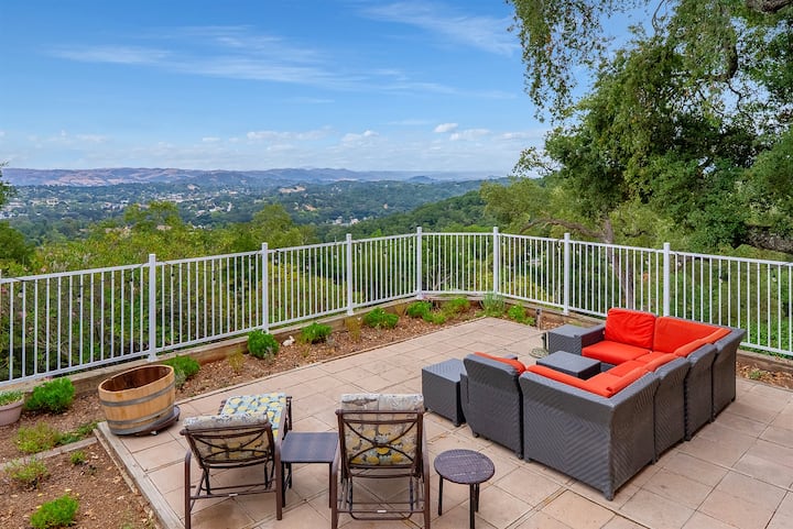Mid-mod Hilltop Retreat Views & Local Wildlife - 아타스카데로