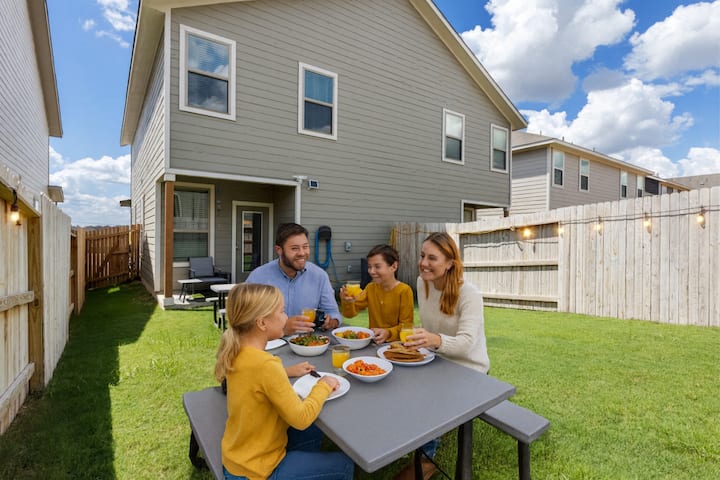 Near Seaworld~smart Tvs~backyard Dining~pet Friend - San Antonio