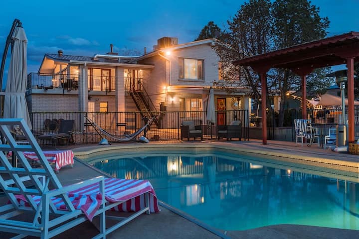 Elegant 5br Home W/ *Heated* Pool & Pool Table - Albuquerque