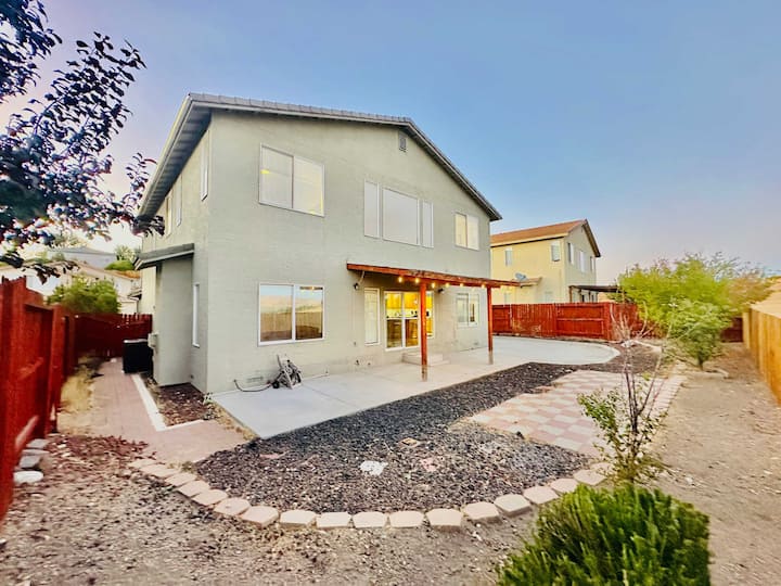 Sparks House/sleeps 23/ 5 Bedrooms, Garage & Pets - Reno