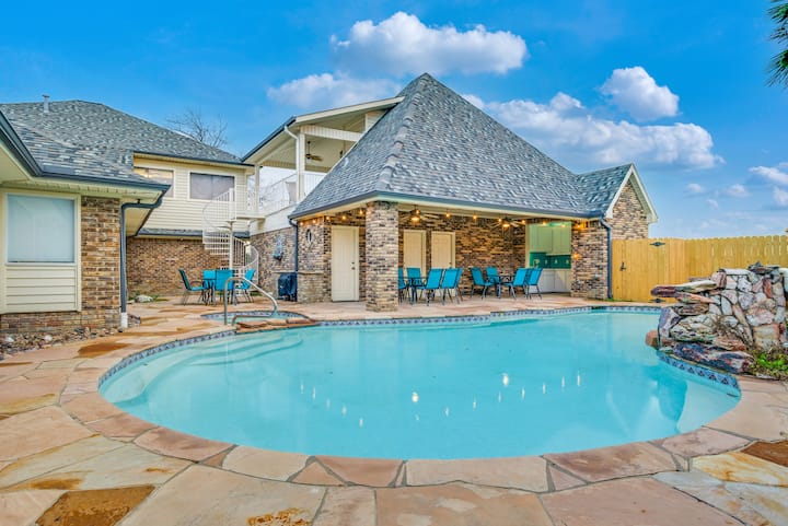 The Castle | 9beds W/pool And Game Room - Garland, TX