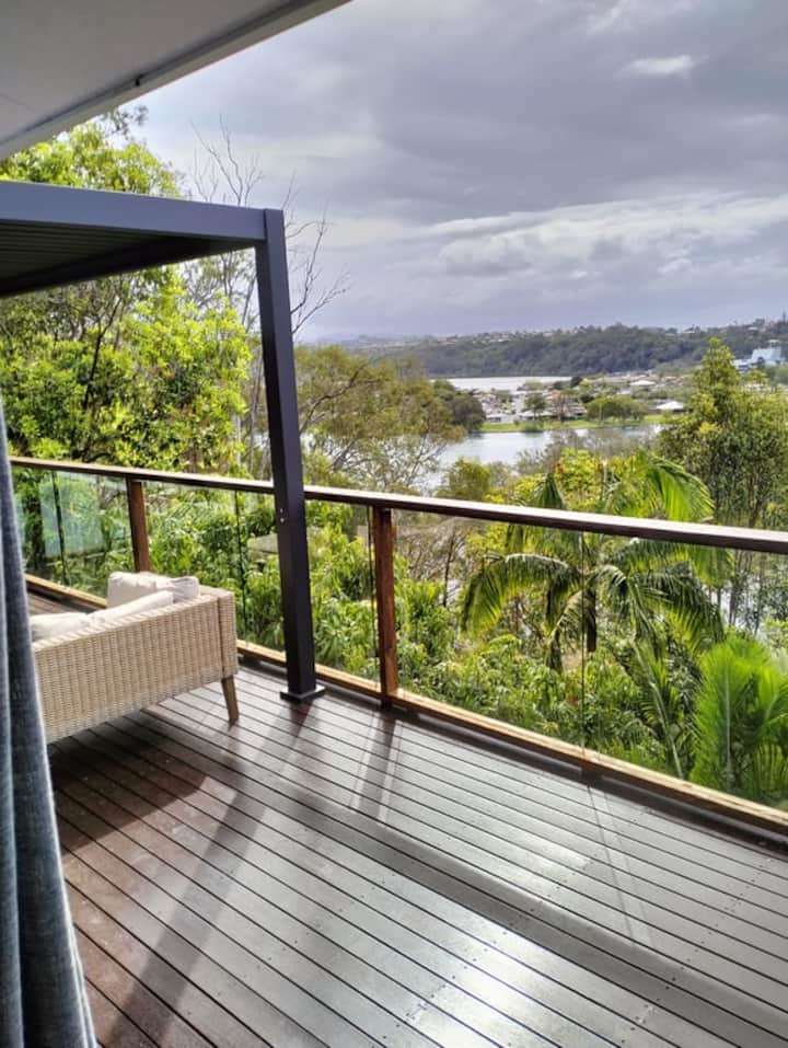 Hillcrest Retreat With River Views - Coolangatta