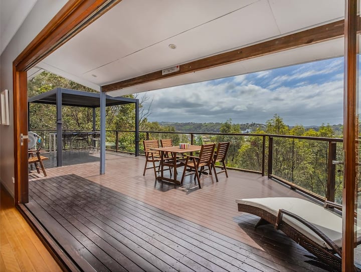 Hillcrest Retreat With River Views - Coolangatta