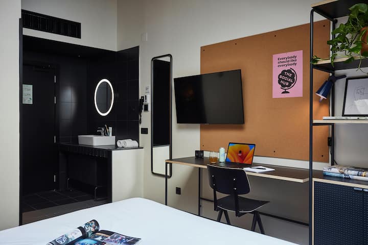 Onsite Game Room & Lively Bar/workcafé - Madrid