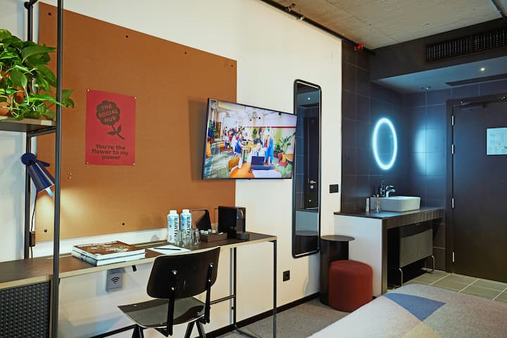 Plenty Of Onsite Food, Drink & Coffee Options - Madrid
