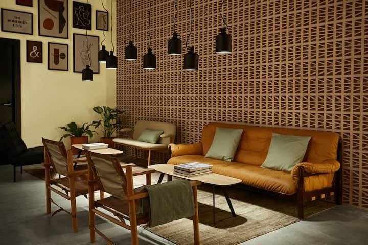 Plenty Of Onsite Food, Drink & Coffee Options - Madrid