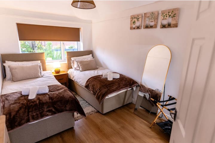 Sleeps 5 - Free Parking, Wifi, Near Airport & City - Altrincham