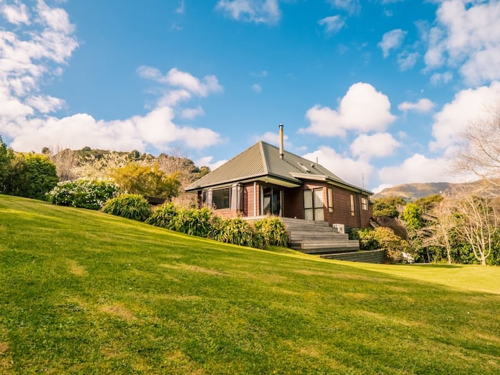Relaxed Kiwi Bach Over Akaroa Harbour - Port Watch - Akaroa
