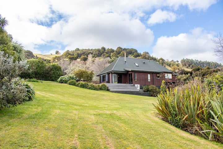 Relaxed Kiwi Bach Over Akaroa Harbour - Port Watch - 아카로아