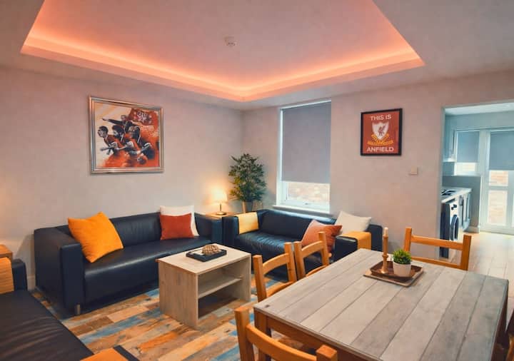 The Red Lounge House | Near Anfield, Sleeps 14 Lfc - Liverpool