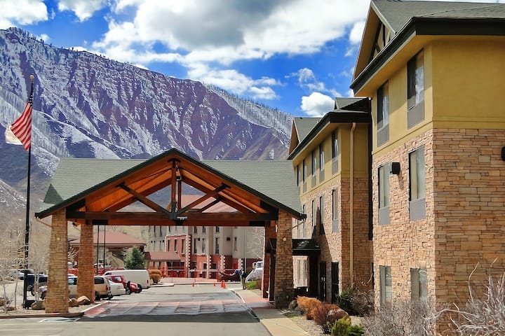2 Units | Escape To Relaxing Stay Near Hot Springs - Glenwood Springs, CO