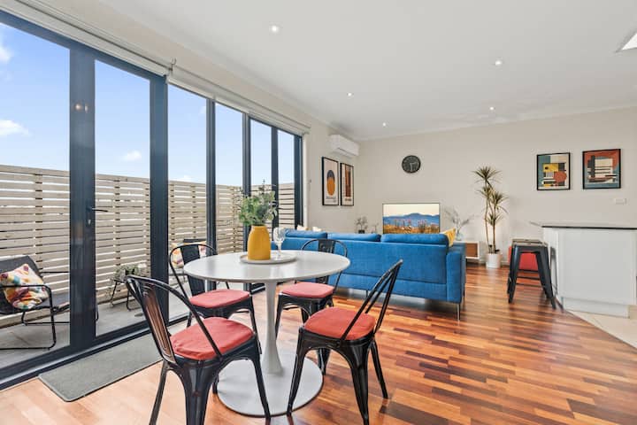 Opposite Caulfield Park – 2br Retreat - Australia