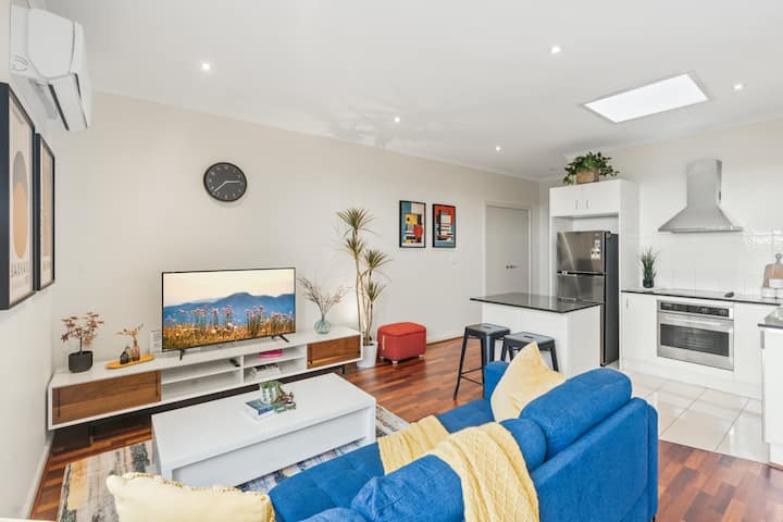 Opposite Caulfield Park – 2br Retreat - Australia