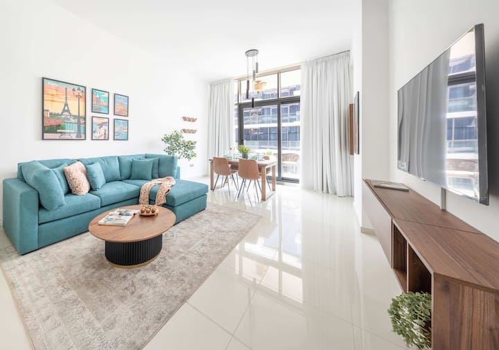 Vibrant 1br W/ Pool Views In Damac Hills! - Dubai