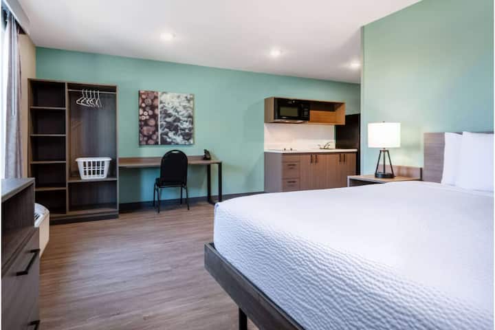 1 Queen Suite | Echo Richmond West | Pets Allowed - Ashland, VA
