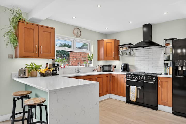 Pet-friendly 3br Home + Parking & Ev Charger - Belfast