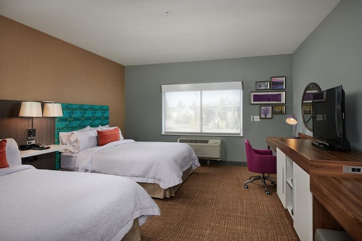 Walk To Trails | 3 Units With Pool + Breakfast - Wilsonville, OR
