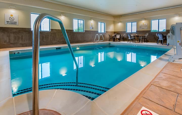 Affordable + Spacious Room Near Henry Doorly Zoo - Council Bluffs, IA