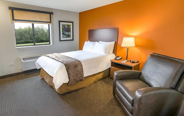 Quiet Stay W/ Home Comforts Near Lyon Oaks County - Novi, MI