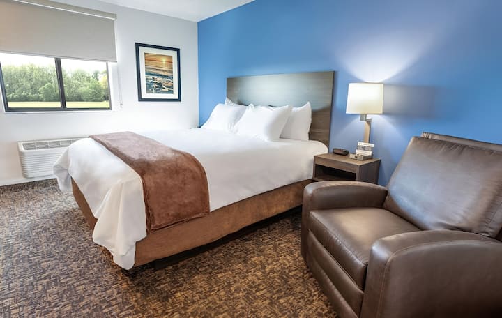 Pet-friendly Room W/ Kitchen + Blackout Curtains - Green Bay