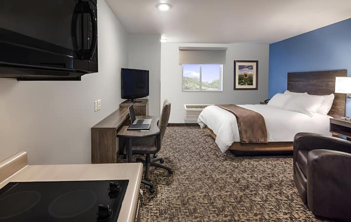 Breezy Room 1.2 Miles Away From Resch Center - Green Bay