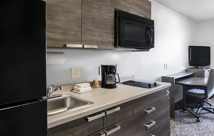 Pet Friendly Room With Full Kitchen Setup In-room - Watertown, SD