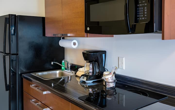 Explore Nearby Parks From 2 Rooms W/ Full Kitchen - Novi, MI