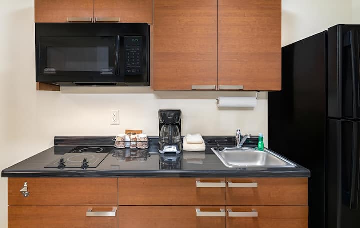 3 Home-like Rooms W/ Full Kitchen For Pet Owners - Novi, MI