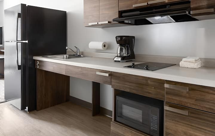 4 Affordable Rooms With Kitchen For Relaxation - Green Bay, WI