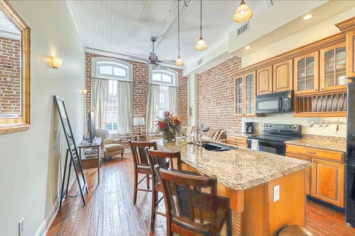 Savannah Serendipity | Historic Broughton St - Savannah, GA