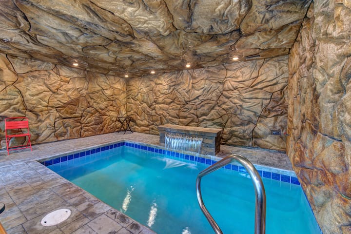 *Amazing 4bd Lodge W/ Pool + Hot Tub! Near Town!* - Pigeon Forge, TN